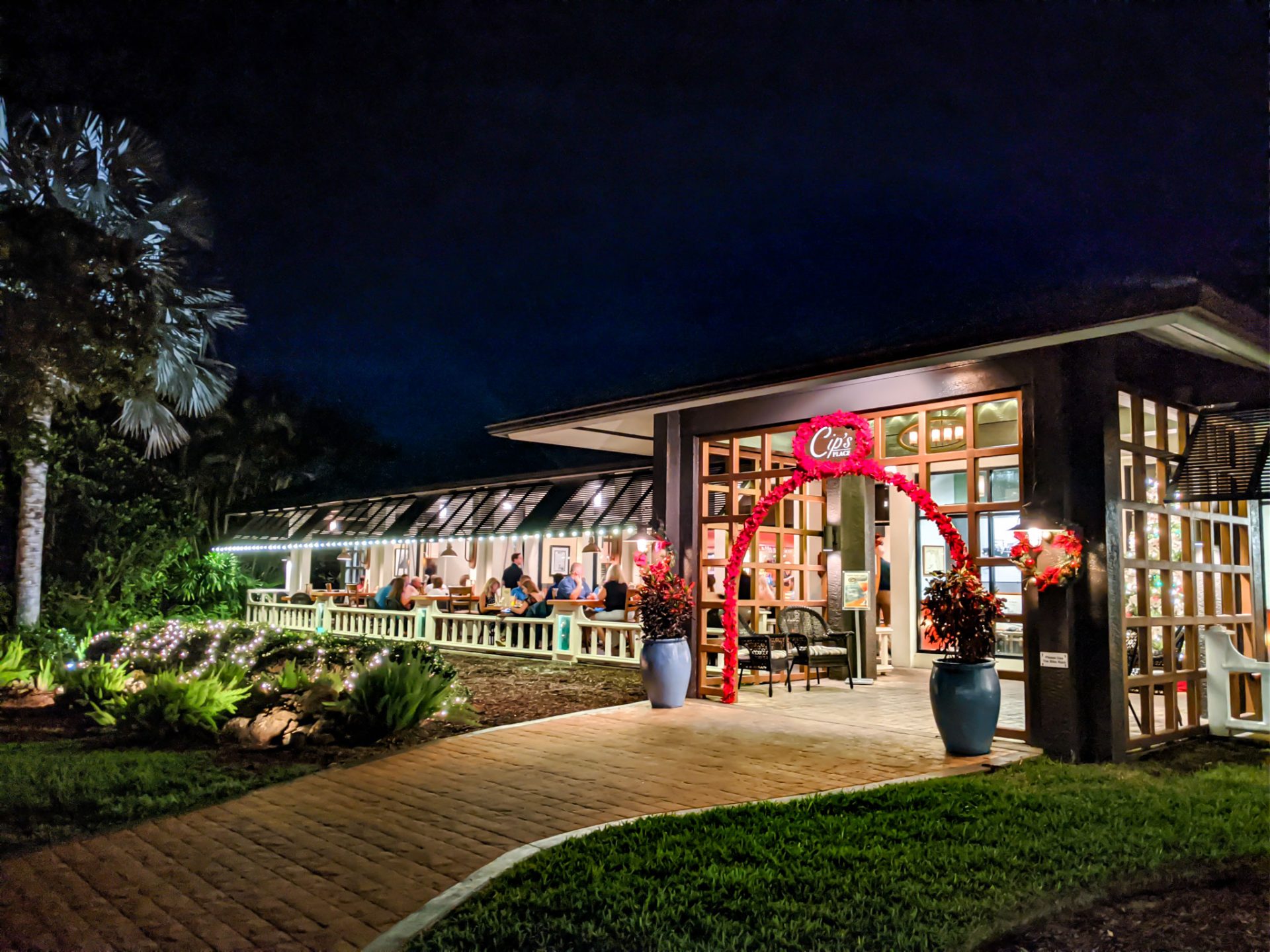 Sanibel Restaurant | Indoor/Outdoor Seating | Cips Place